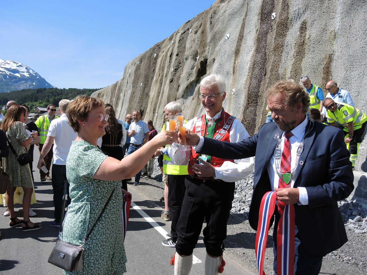 Festdag med feiring av ny tunnel og ny tidsrekning på Flo i Stryn ...