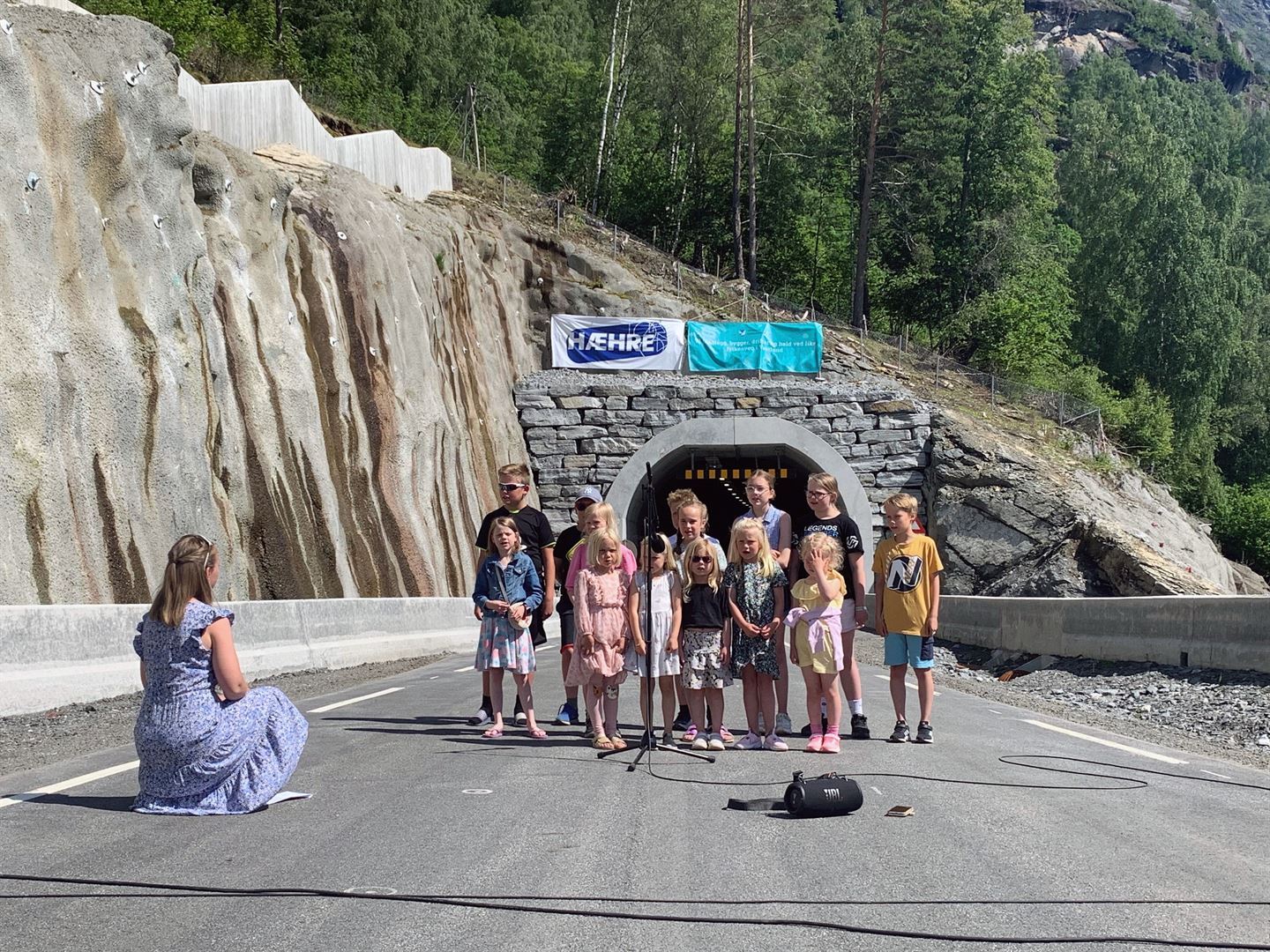 Festdag med feiring av ny tunnel og ny tidsrekning på Flo i Stryn ...
